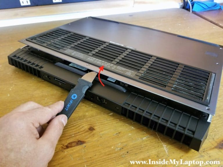 Taking apart Alienware 17 R4 model P31E – Inside my laptop